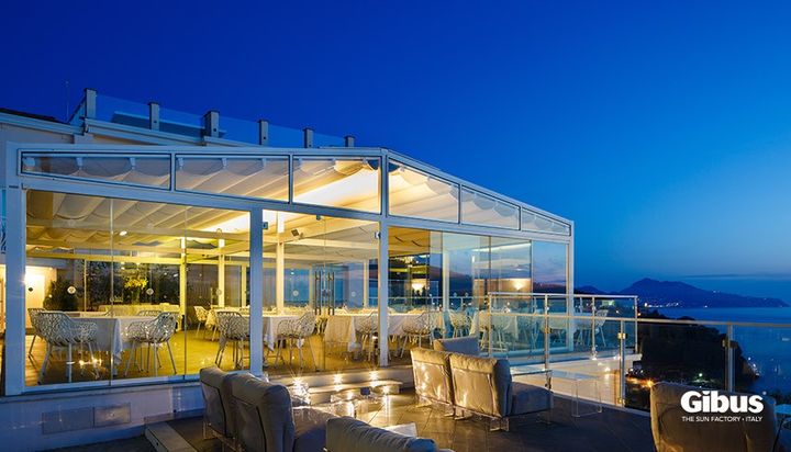 Una suggestiva terrazza sul mare con vista su Capri - Edilportale