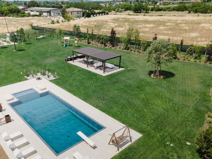 Opera, la pergola Pratic per una cascina a Lonato del Garda - Edilportale