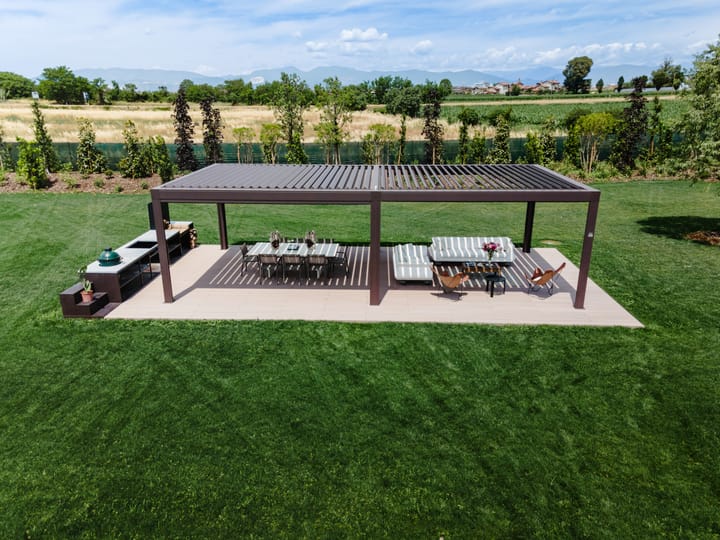 Opera, la pergola Pratic per una cascina a Lonato del Garda - Edilportale