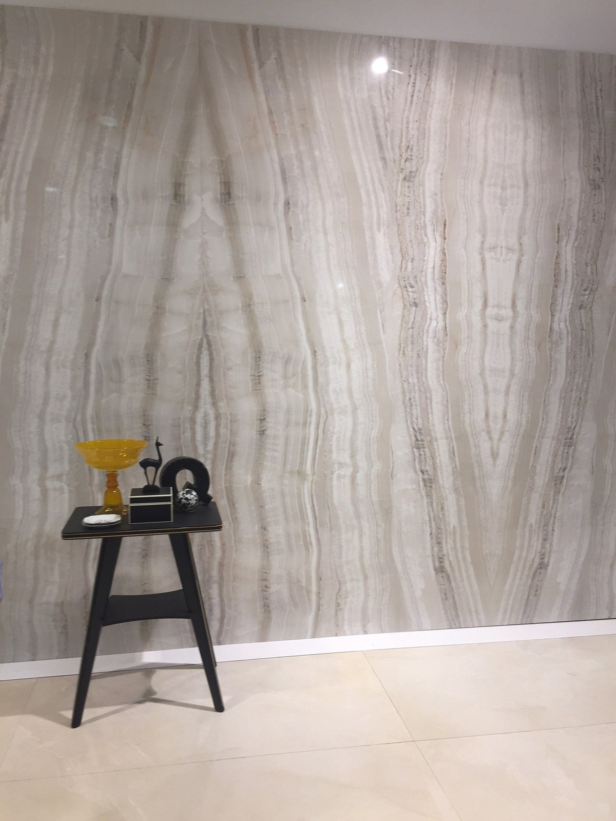 Large-size ceramic panels with rustic-chic touch