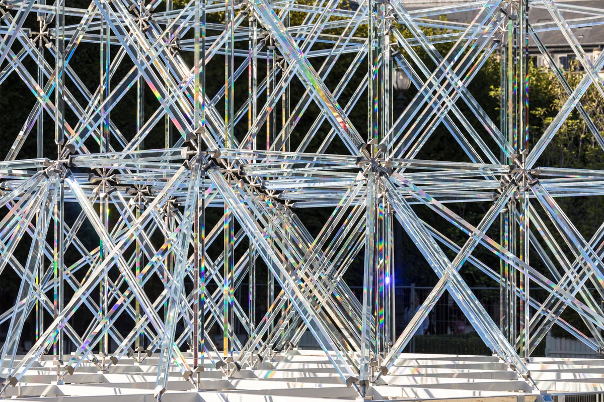 A monumental glass art installation by Emmanuel Barrois in Paris