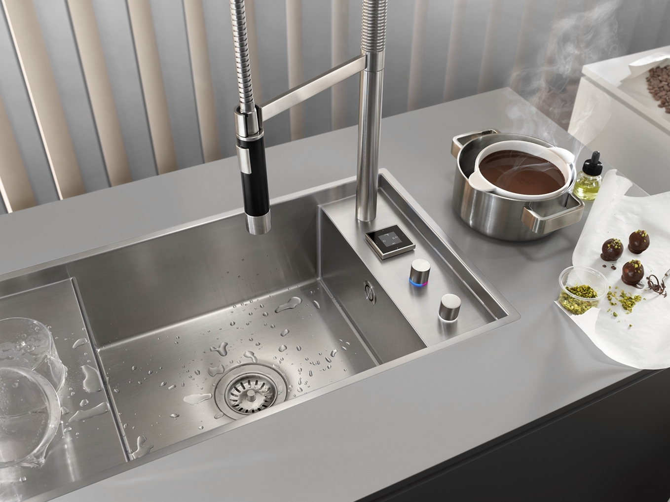 Dornbracht premiere: eUnit Kitchen