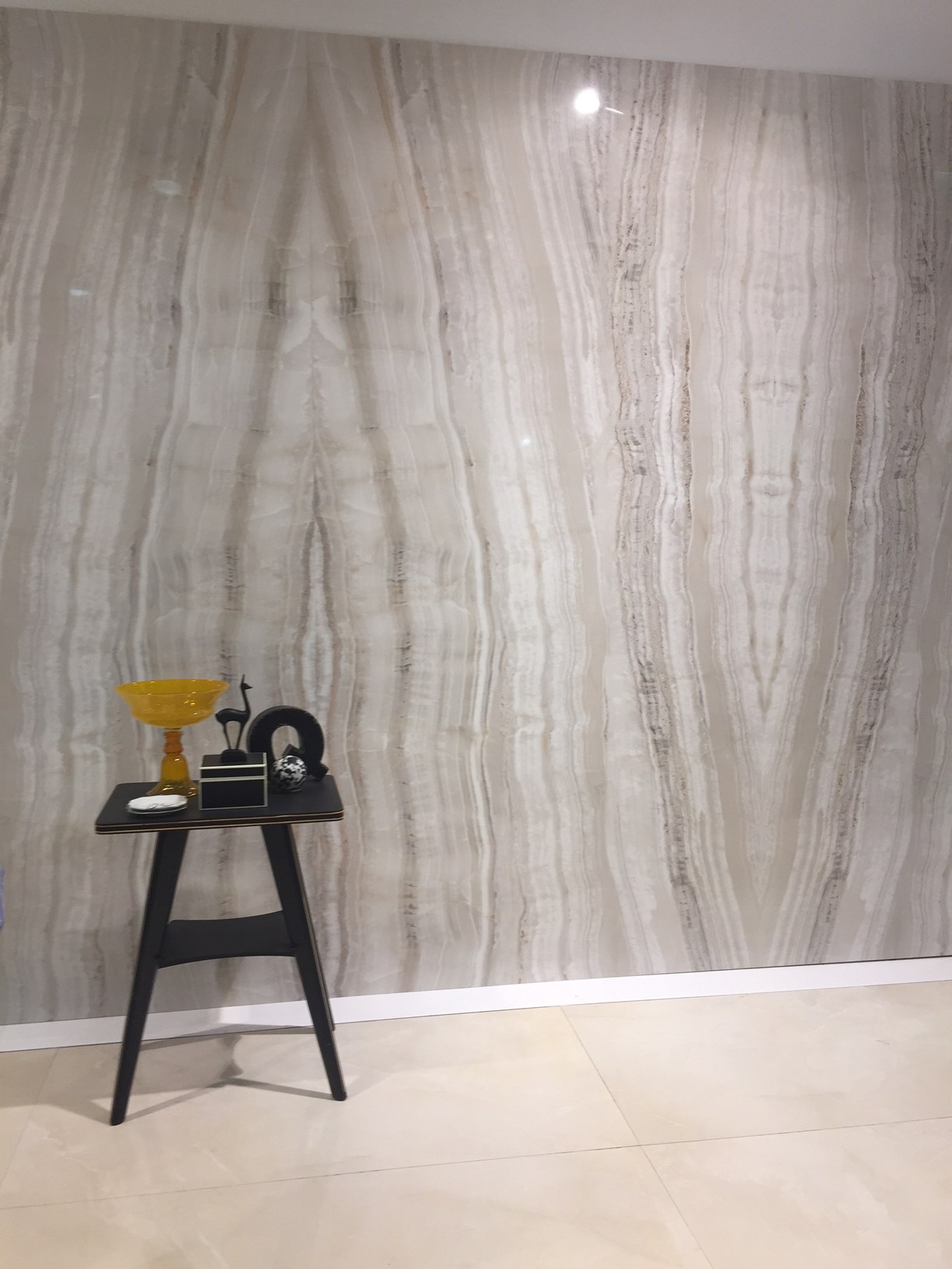Large-size ceramic panels with rustic-chic touch