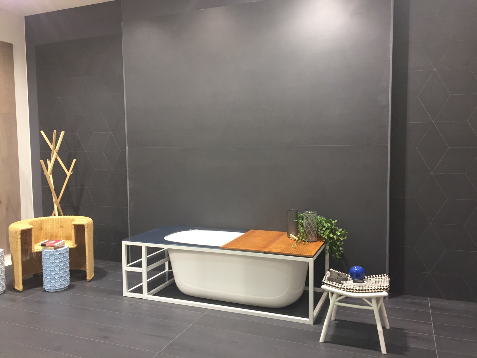 Large-size ceramic panels with rustic-chic touch