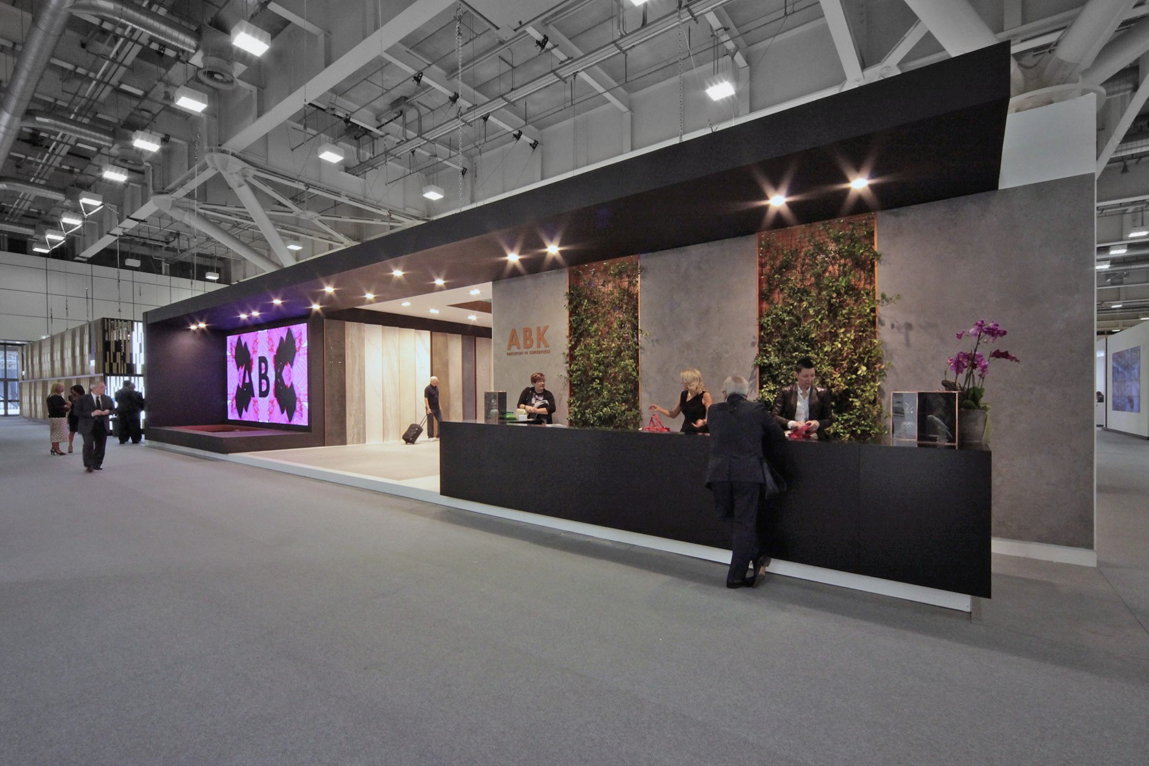 Large-size ceramic panels with rustic-chic touch