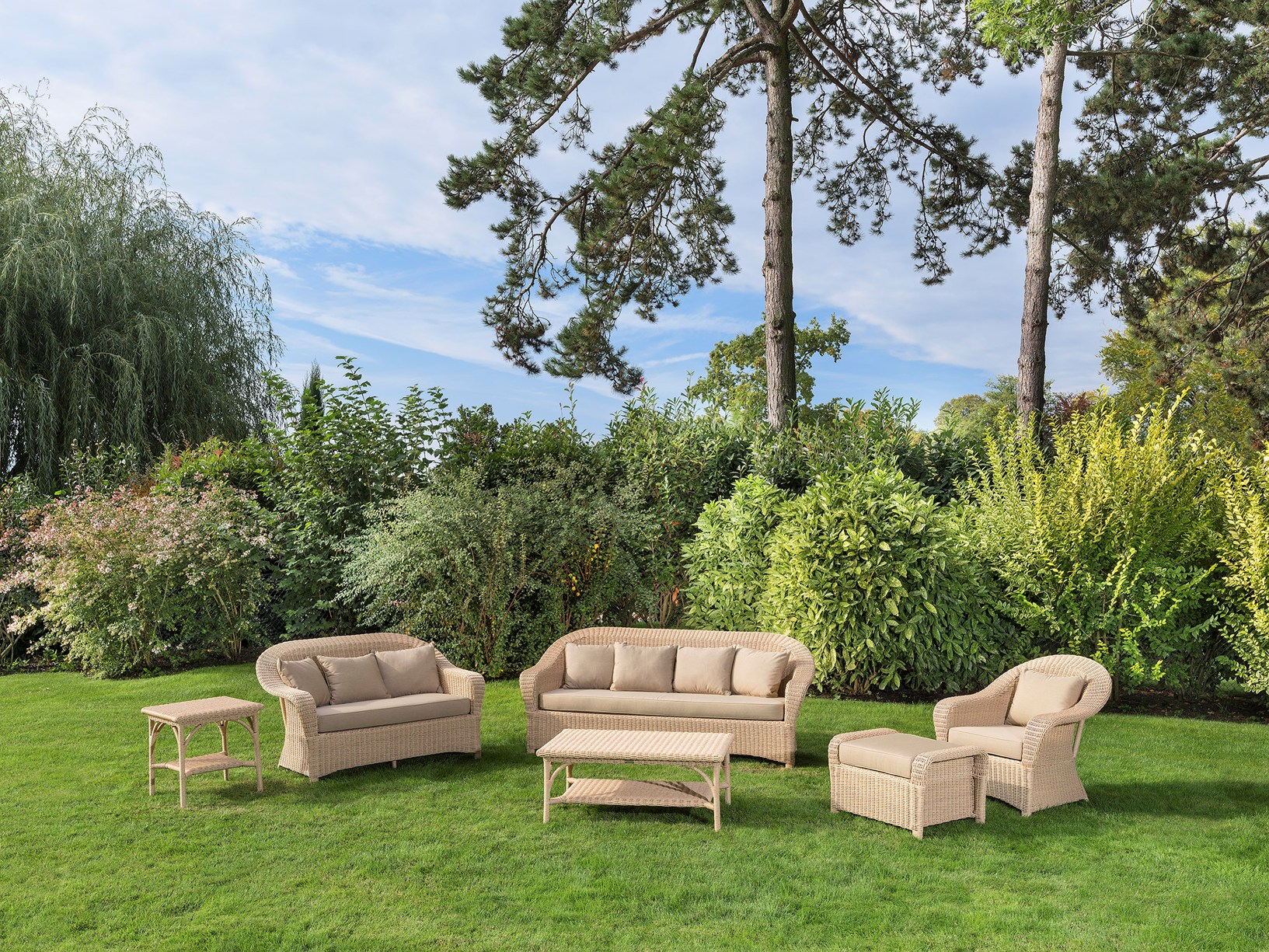 Tectona: Simple, Comfortable and Practical