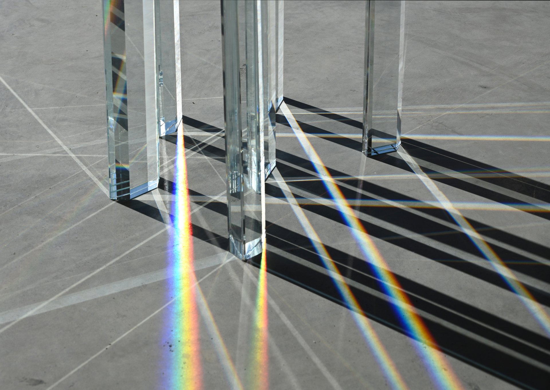 A monumental glass art installation by Emmanuel Barrois in Paris