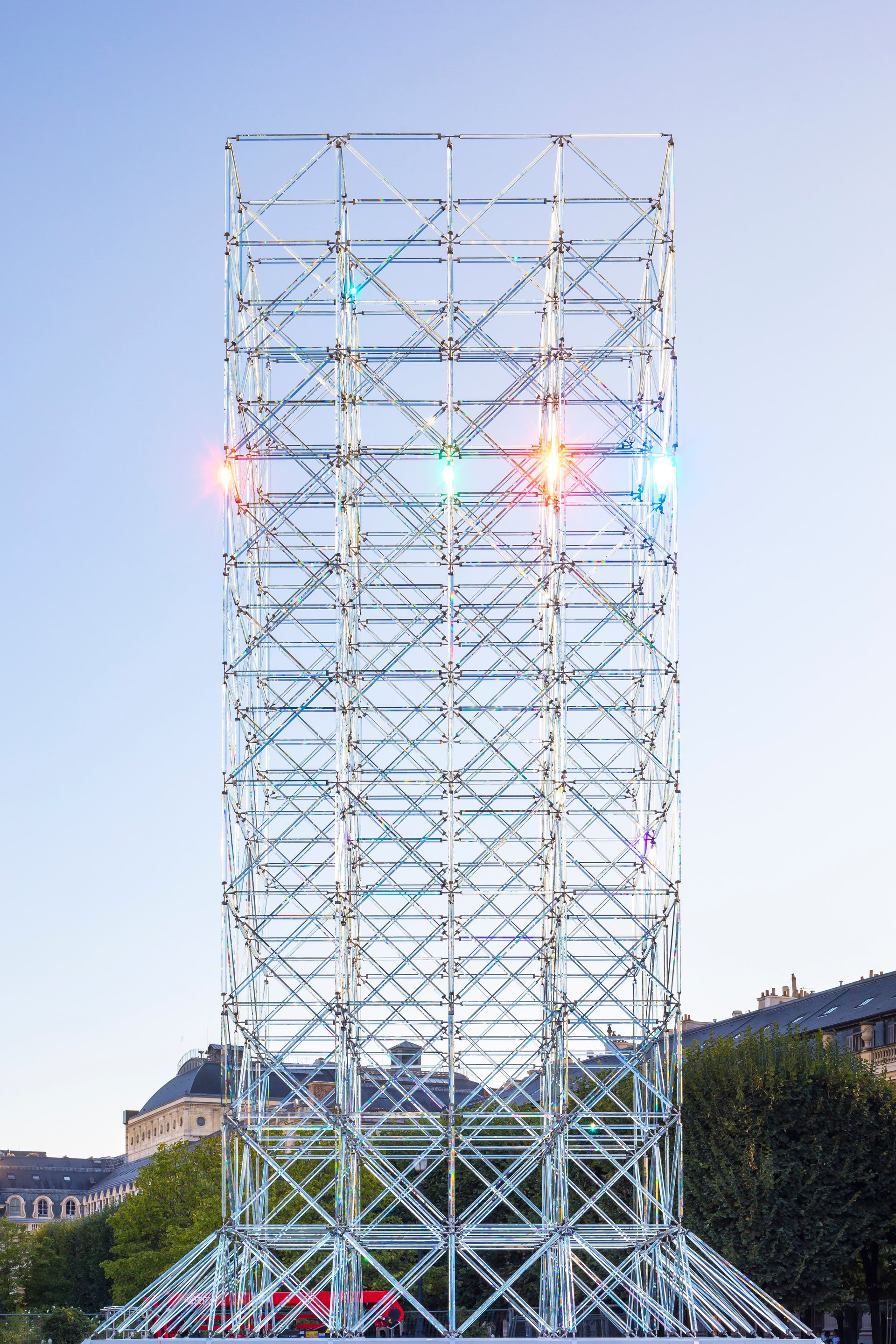 A monumental glass art installation by Emmanuel Barrois in Paris