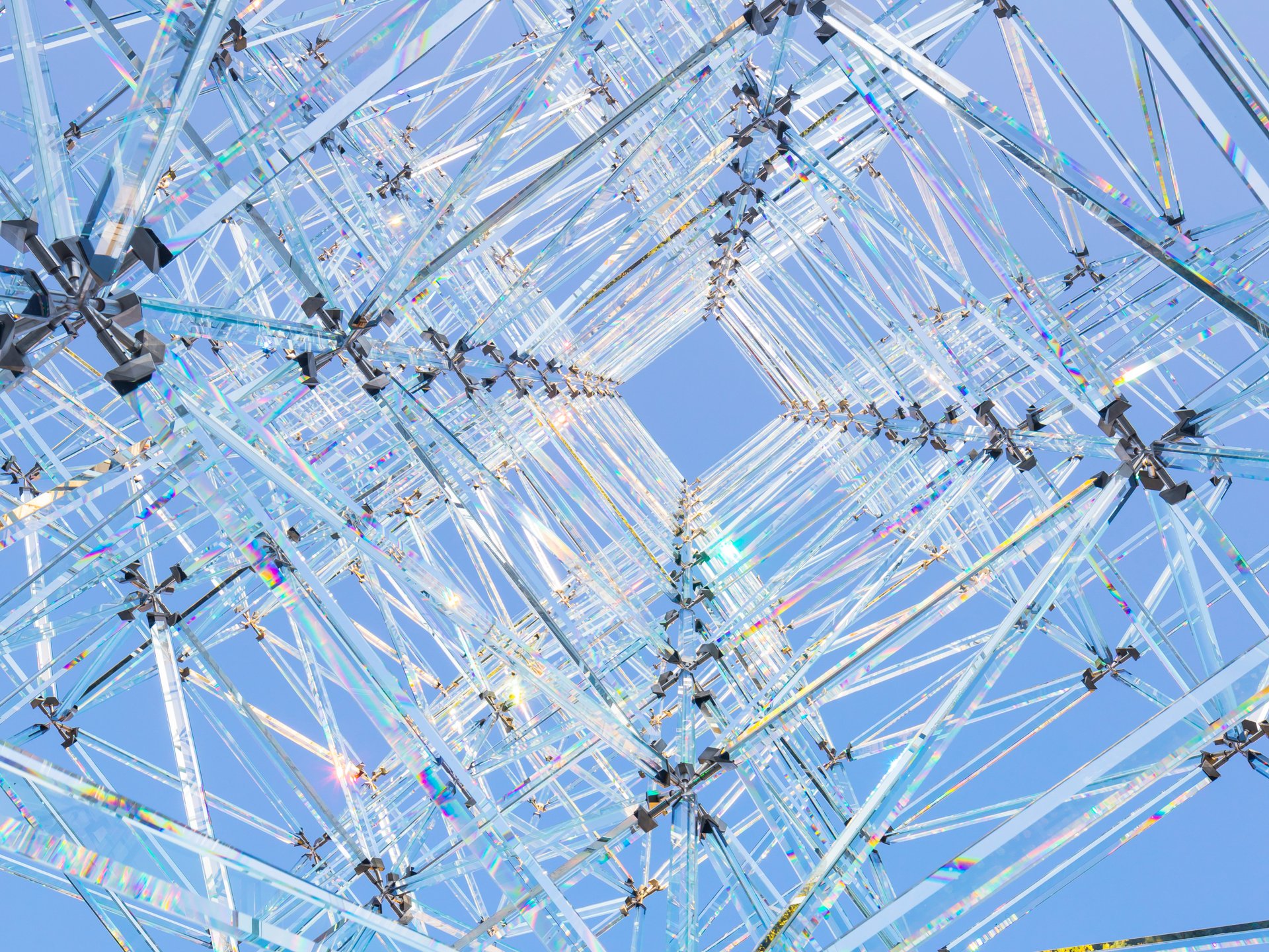 A monumental glass art installation by Emmanuel Barrois in Paris