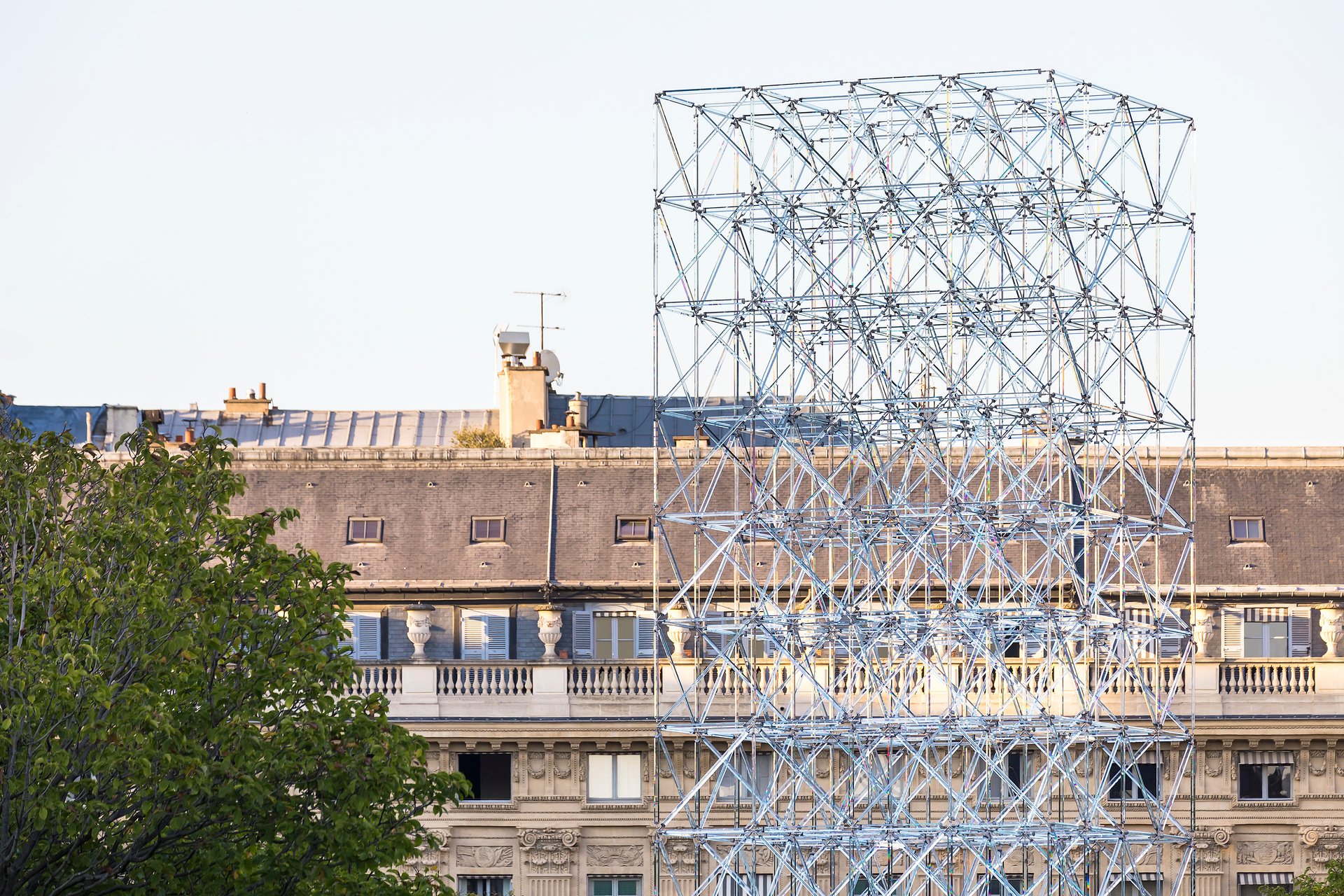 A monumental glass art installation by Emmanuel Barrois in Paris
