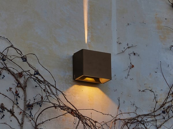 iGuzzini outdoor lamps: wall fixtures and rechargeable lamps