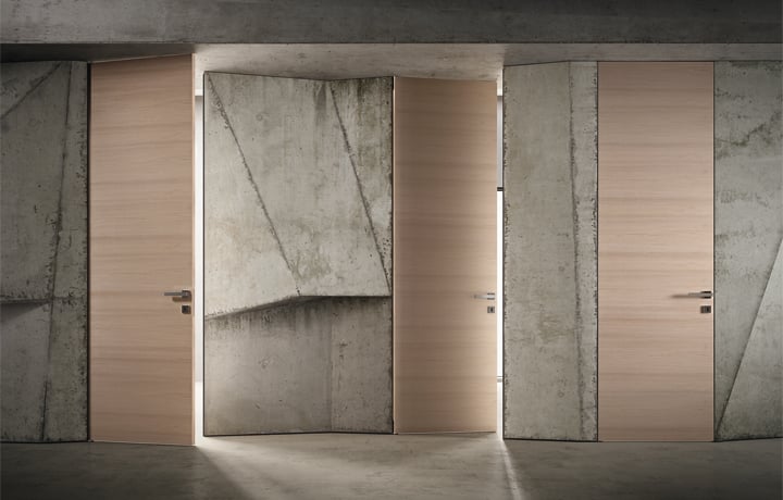 Reversible flush-wall door with push or pull opening