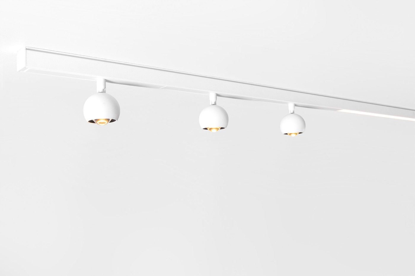 Magnetic track rails: Pista by Modular Lighting Instruments
