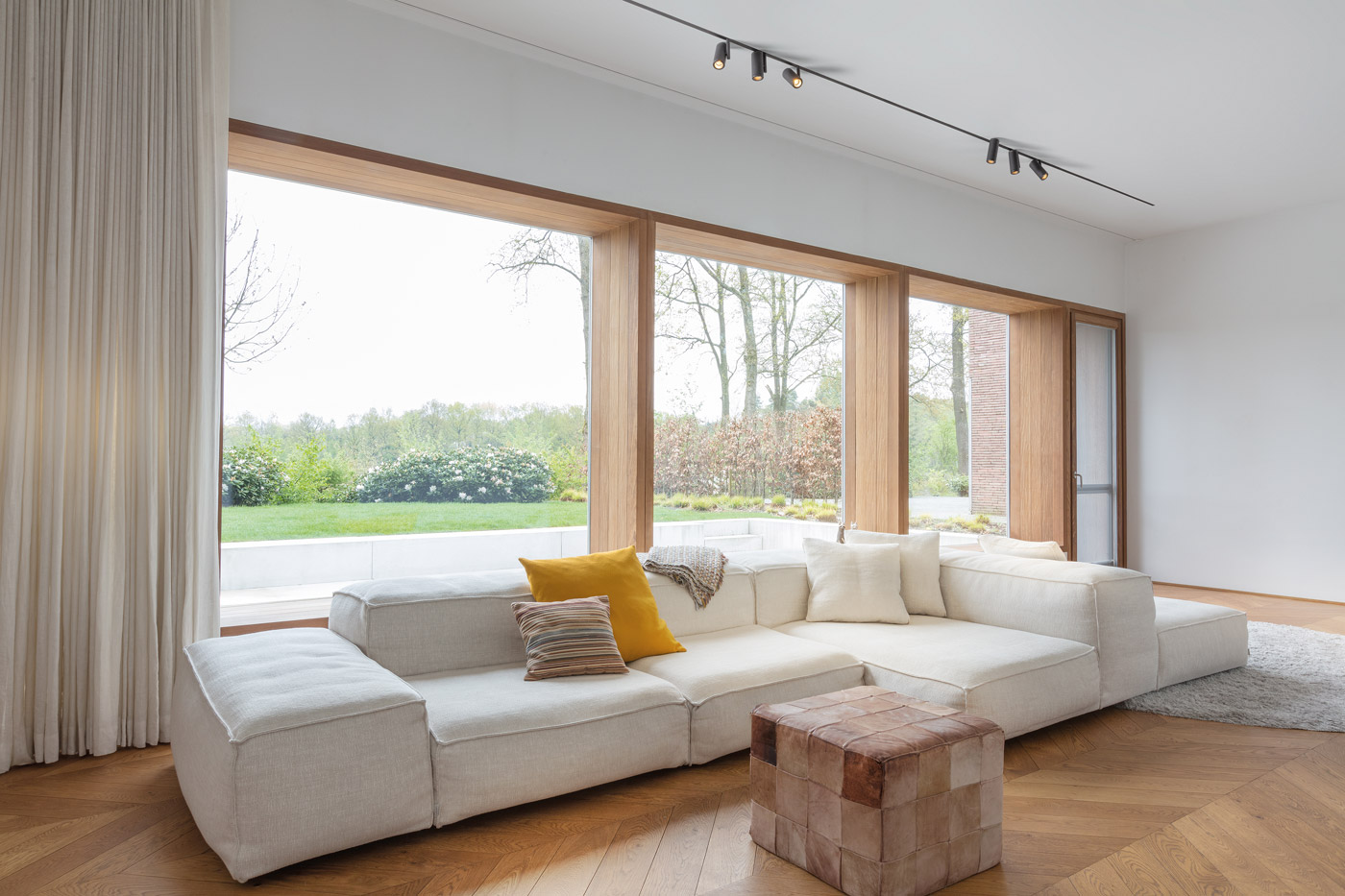 Magnetic track rails: Pista by Modular Lighting Instruments