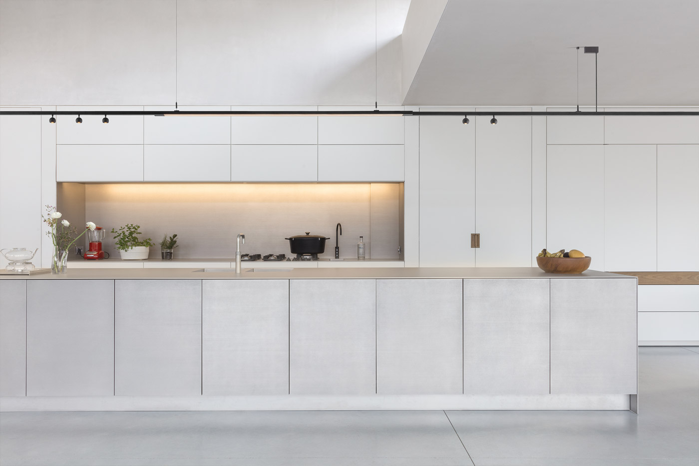 Magnetic track rails: Pista by Modular Lighting Instruments