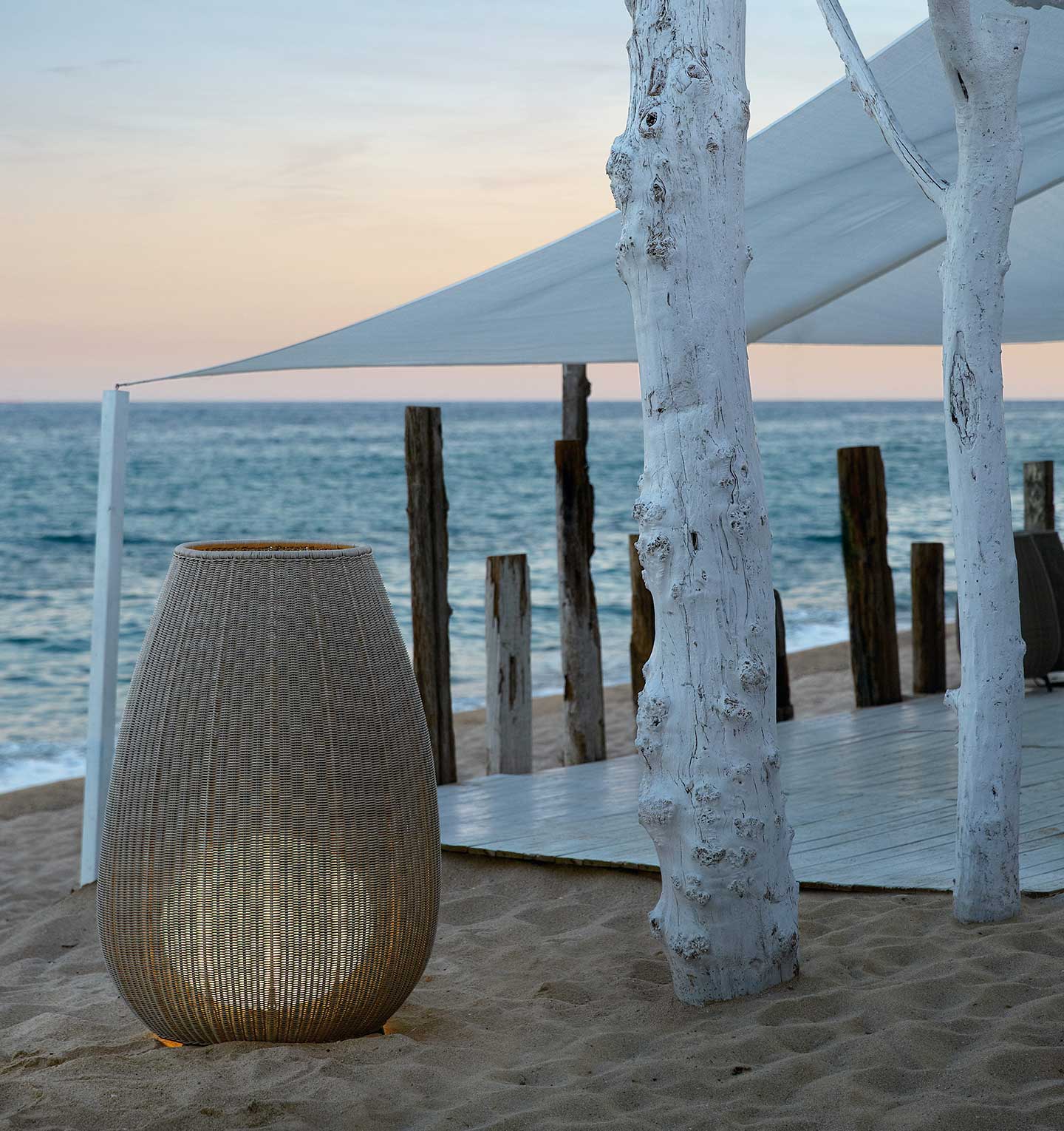 Amphora outdoor lamps by Bover: the charm of hand-woven wicker