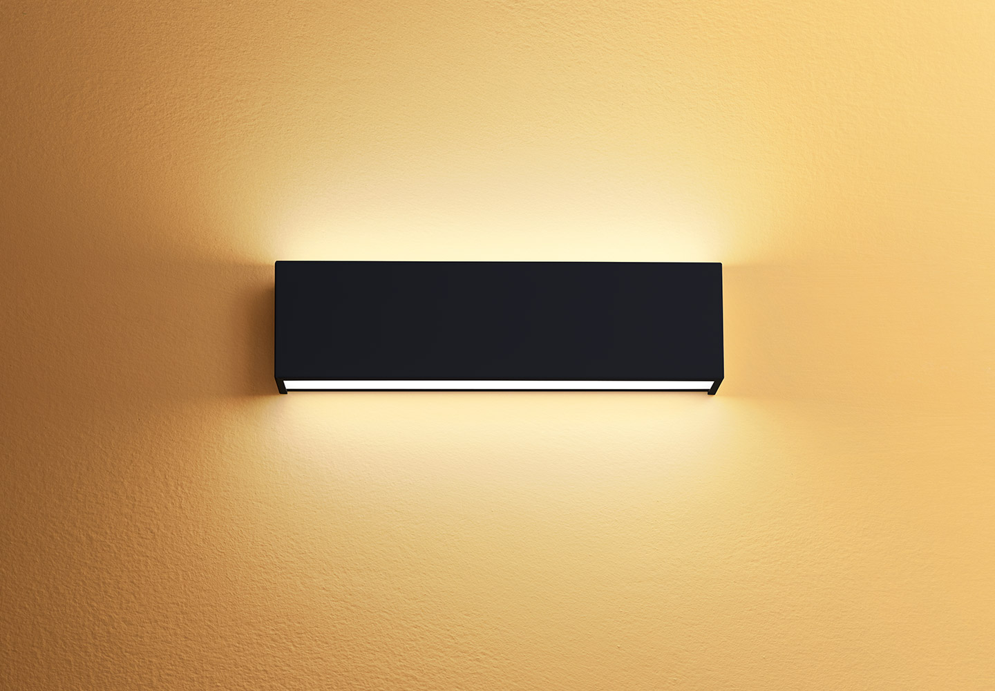 Square shaped wall light with a minimal design: Box by Linea Light
