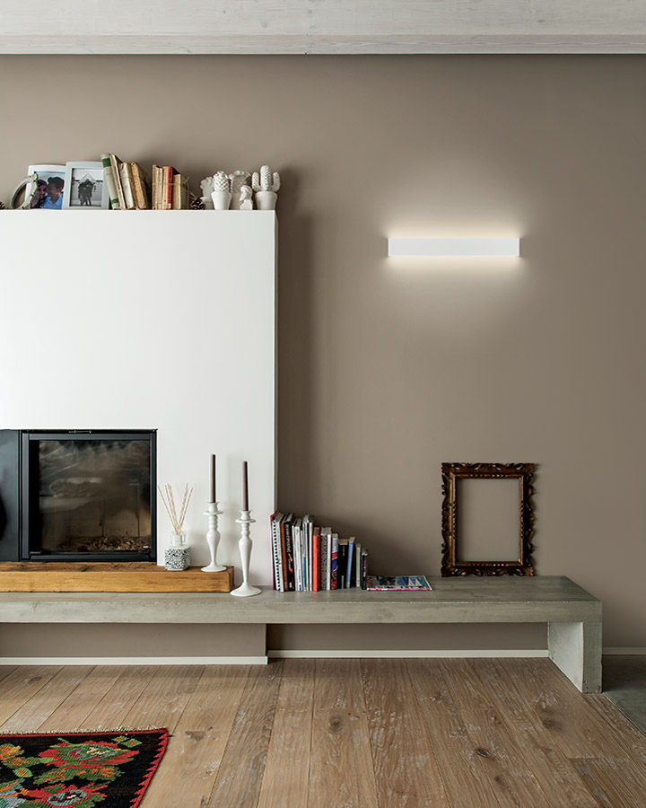 Square shaped wall light with a minimal design: Box by Linea Light