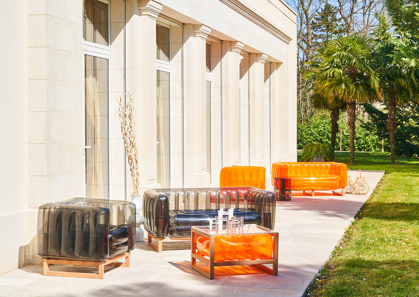 Inflatable and eco-friendly outdoor furniture MOJOW: change your style