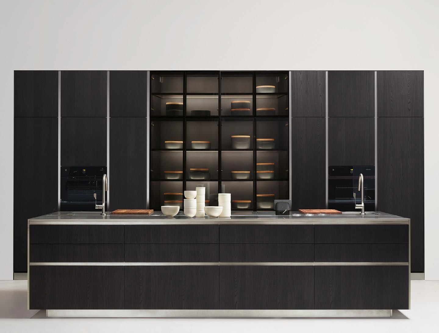 Arclinea Thea, the handle-free kitchen design by Antonio Citterio