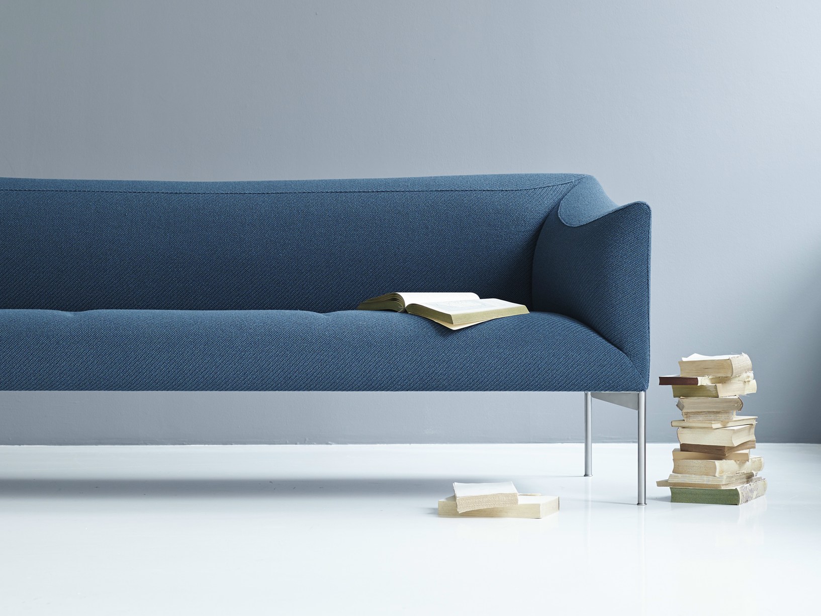 Curved lines design a soft and comfortable sofa: BOW by Erik Jørgensen