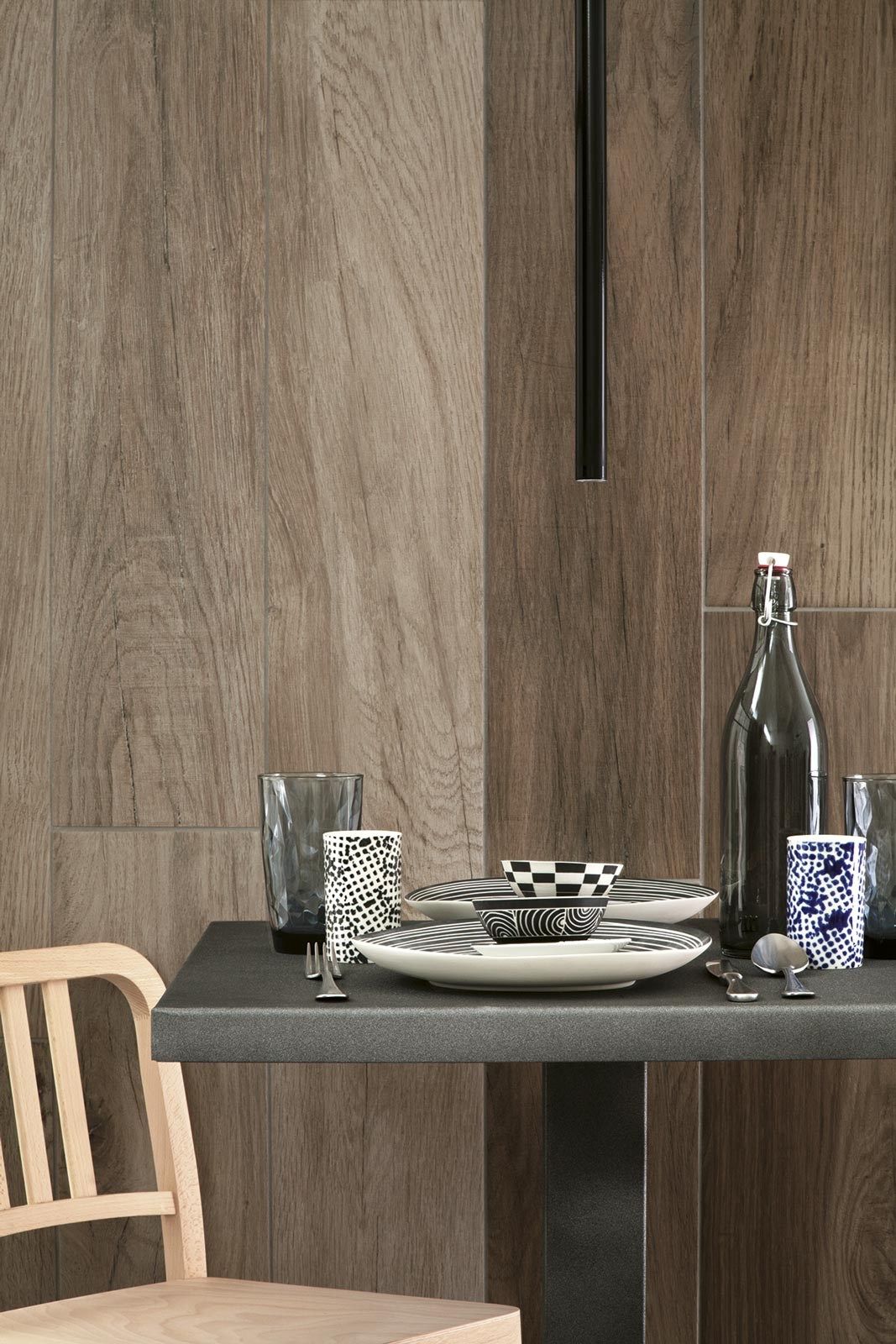 Cinque tonalità naturali riproducono la texture del legno