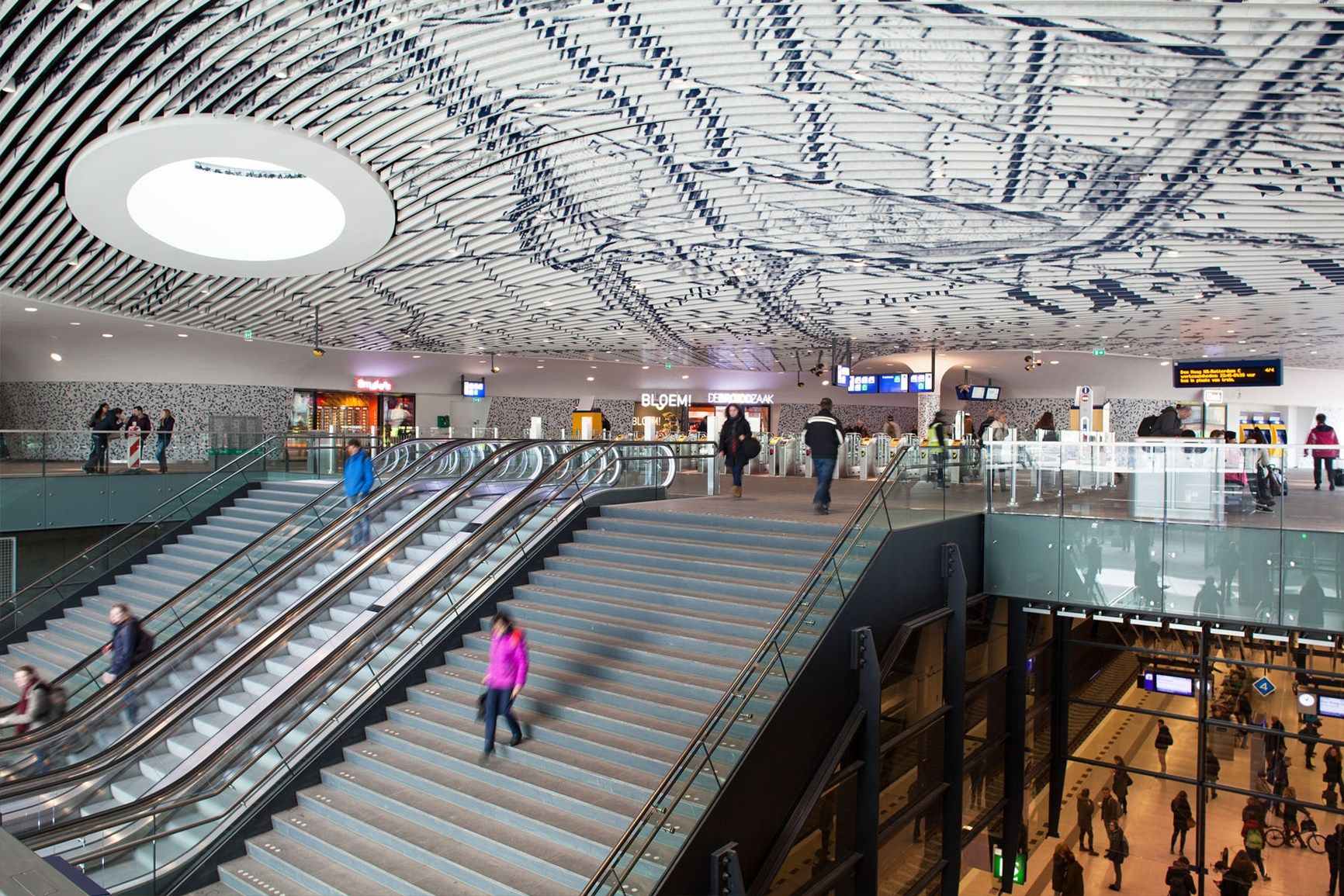 Station with pillars in delft blue