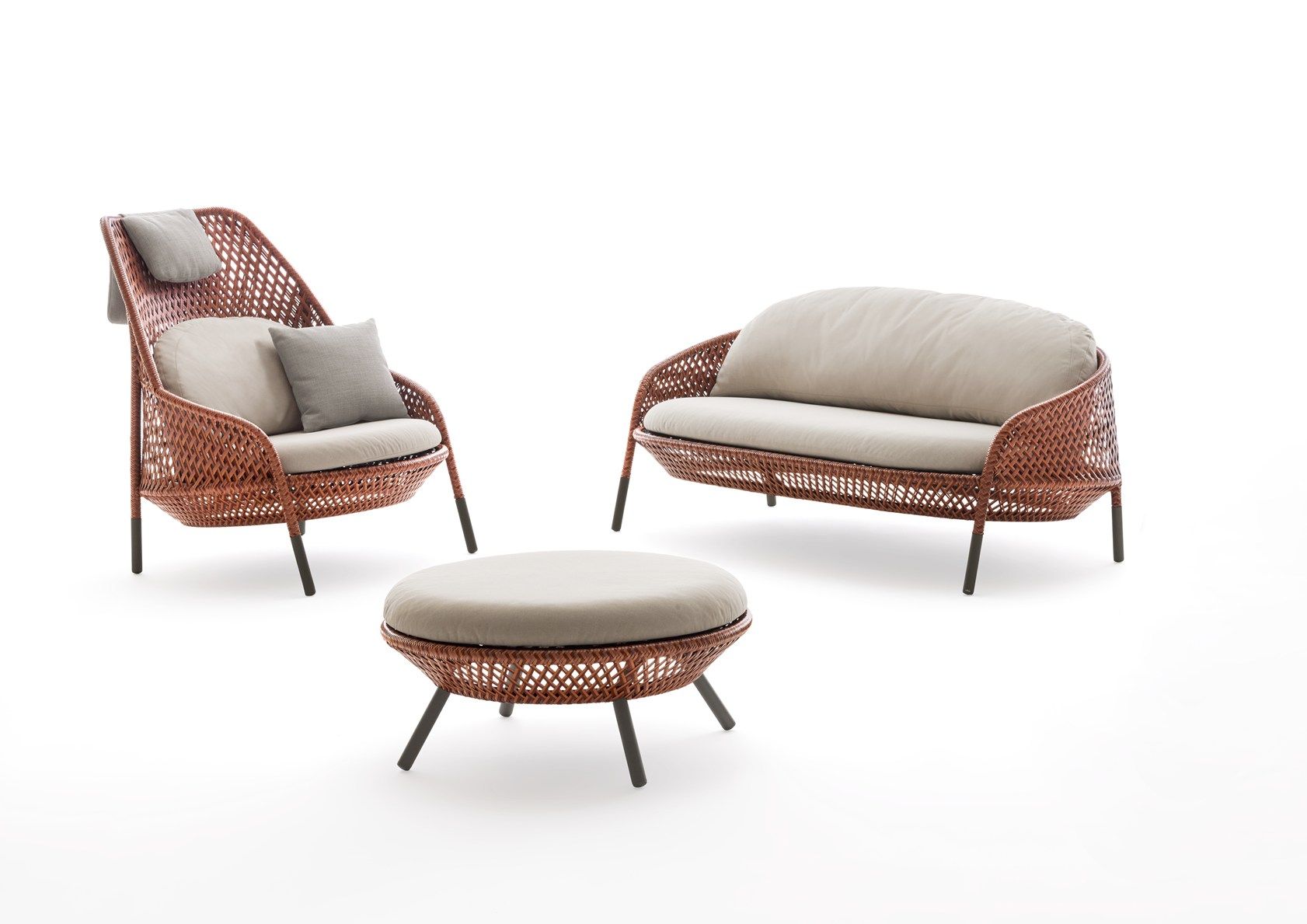 AHNDA: a classic, iconic and luxurious lounger in alluring vibrancy