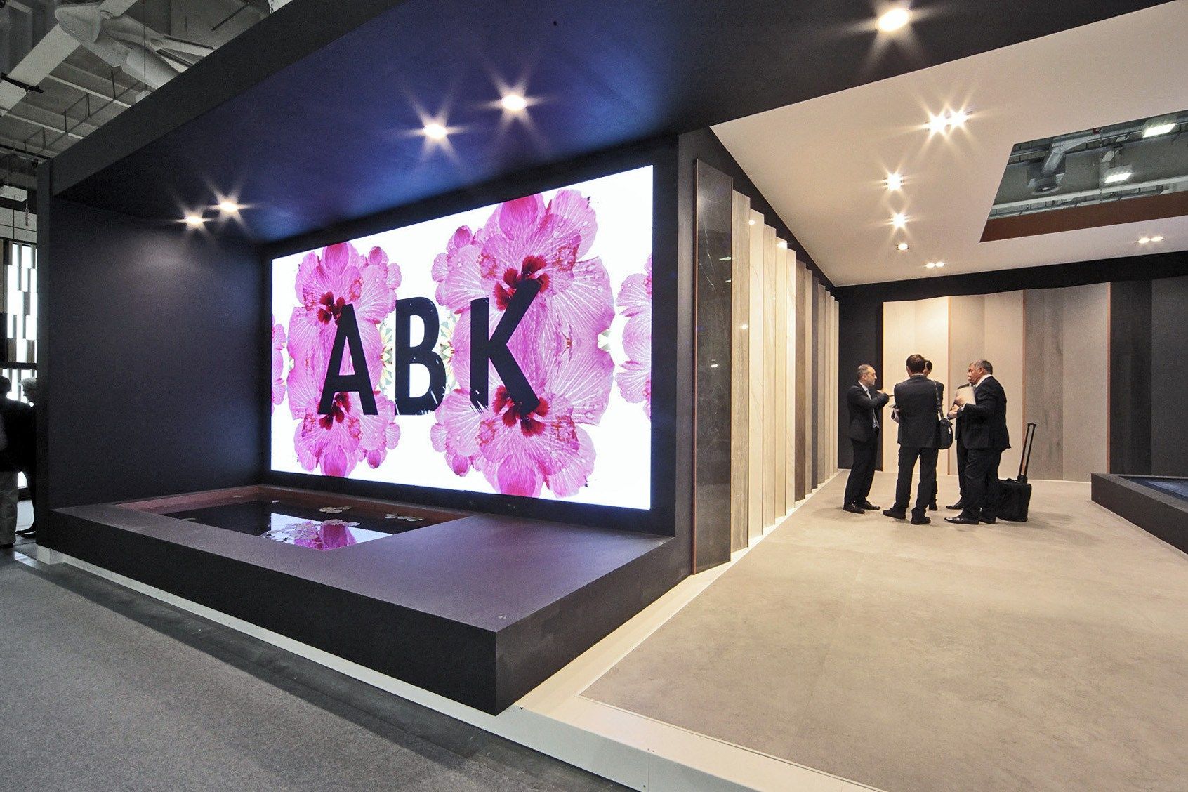 Large-size ceramic panels with rustic-chic touch