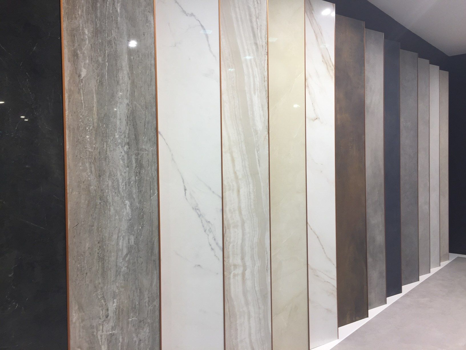 Large-size ceramic panels with rustic-chic touch