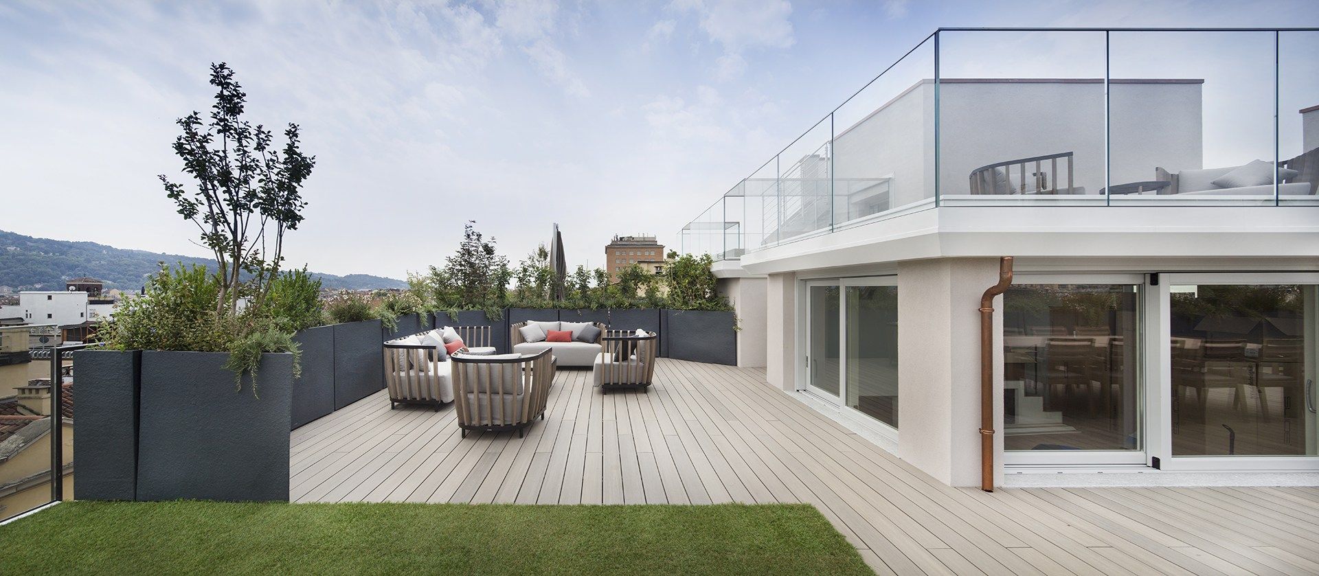 Ethimo arreda la terrazza panoramica di Lagrange12