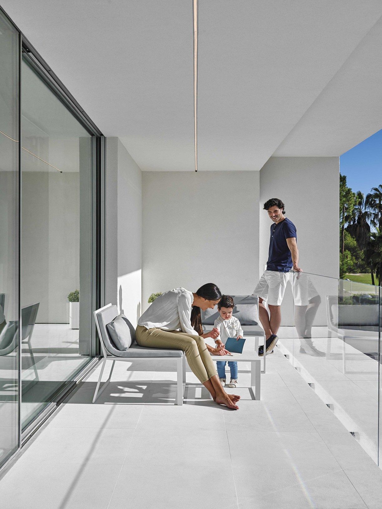 Light, fluid and architectural shapes