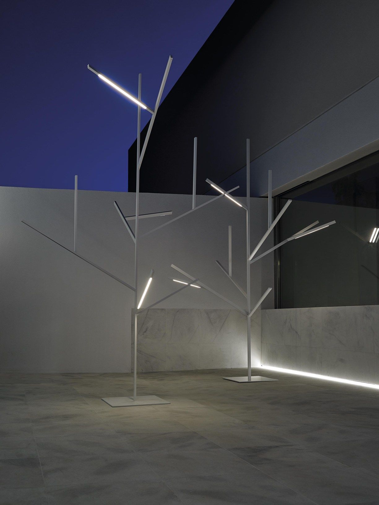 Light, fluid and architectural shapes