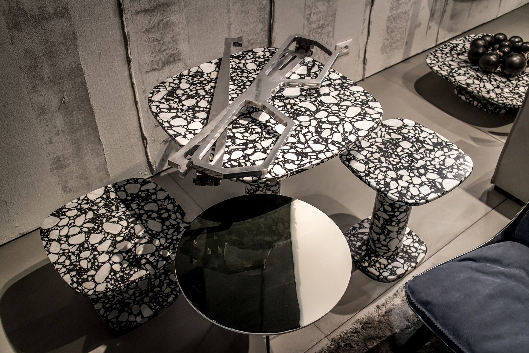 Toni pacati, finiture materiche, metalli caldi