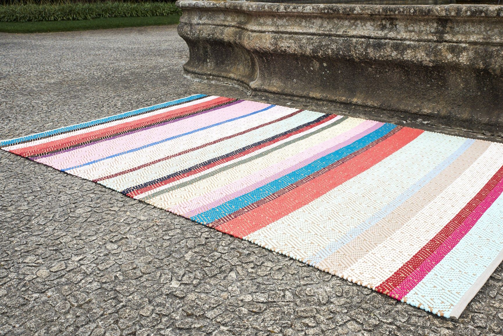 Sugo Cork Rugs: the return to the essential elements