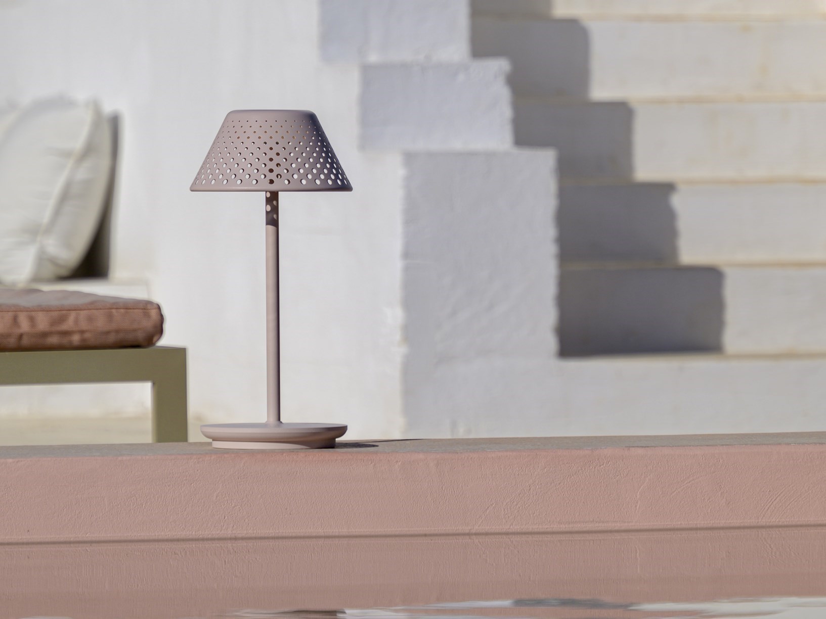 Platek Outdoor Lamps in Total Pink Look