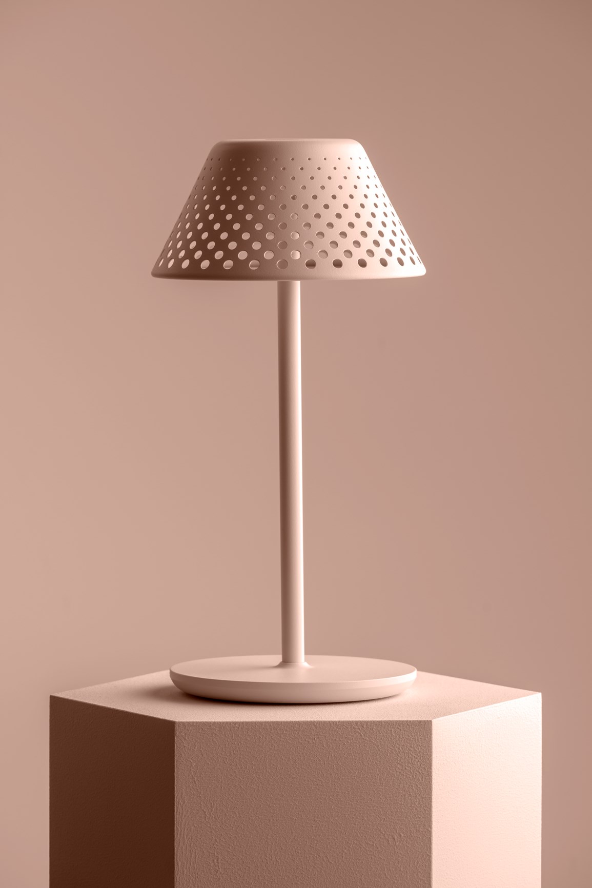 Platek Outdoor Lamps in Total Pink Look