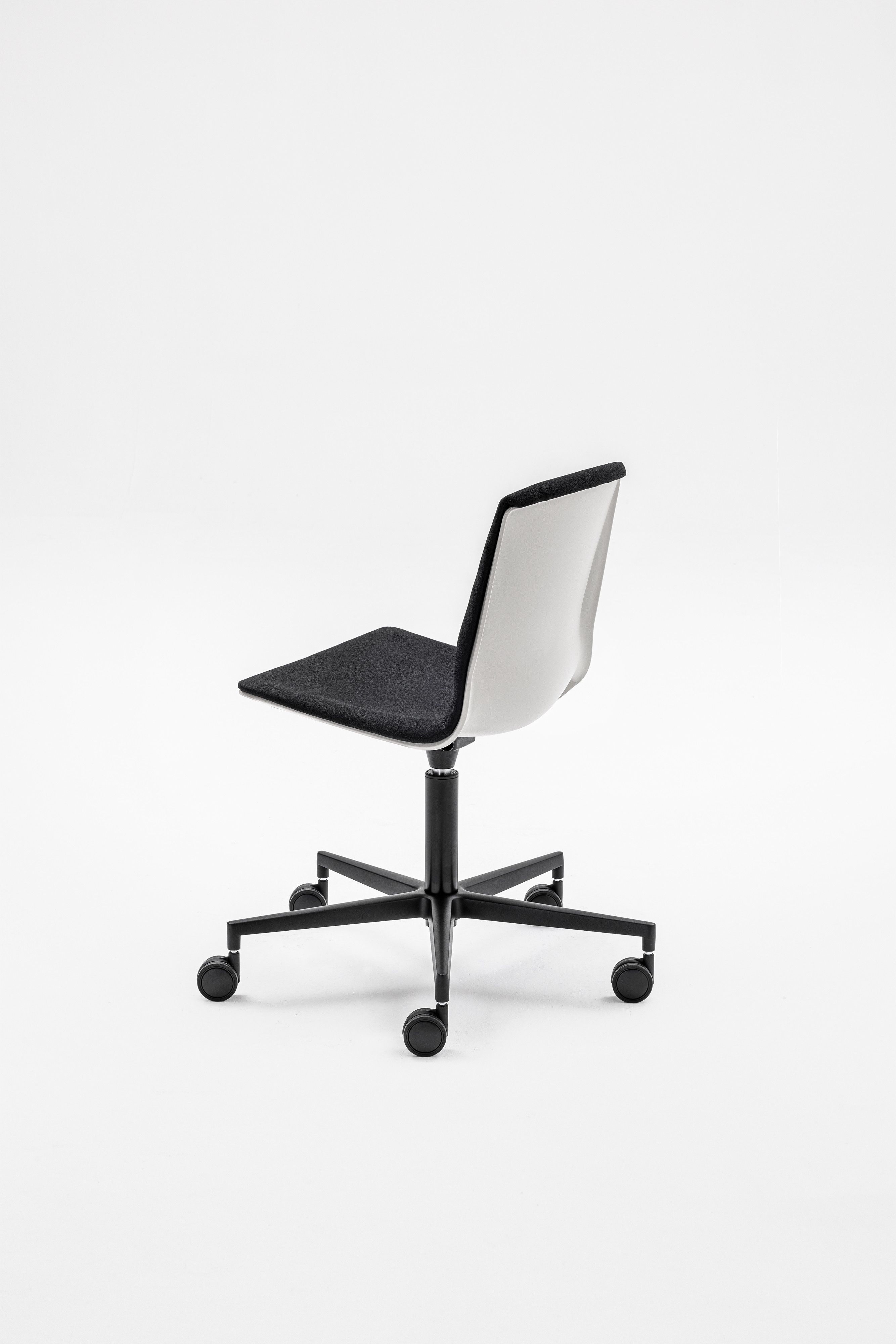 Loto, the first Mara eco-friendly chair made of recycled polypropylene
