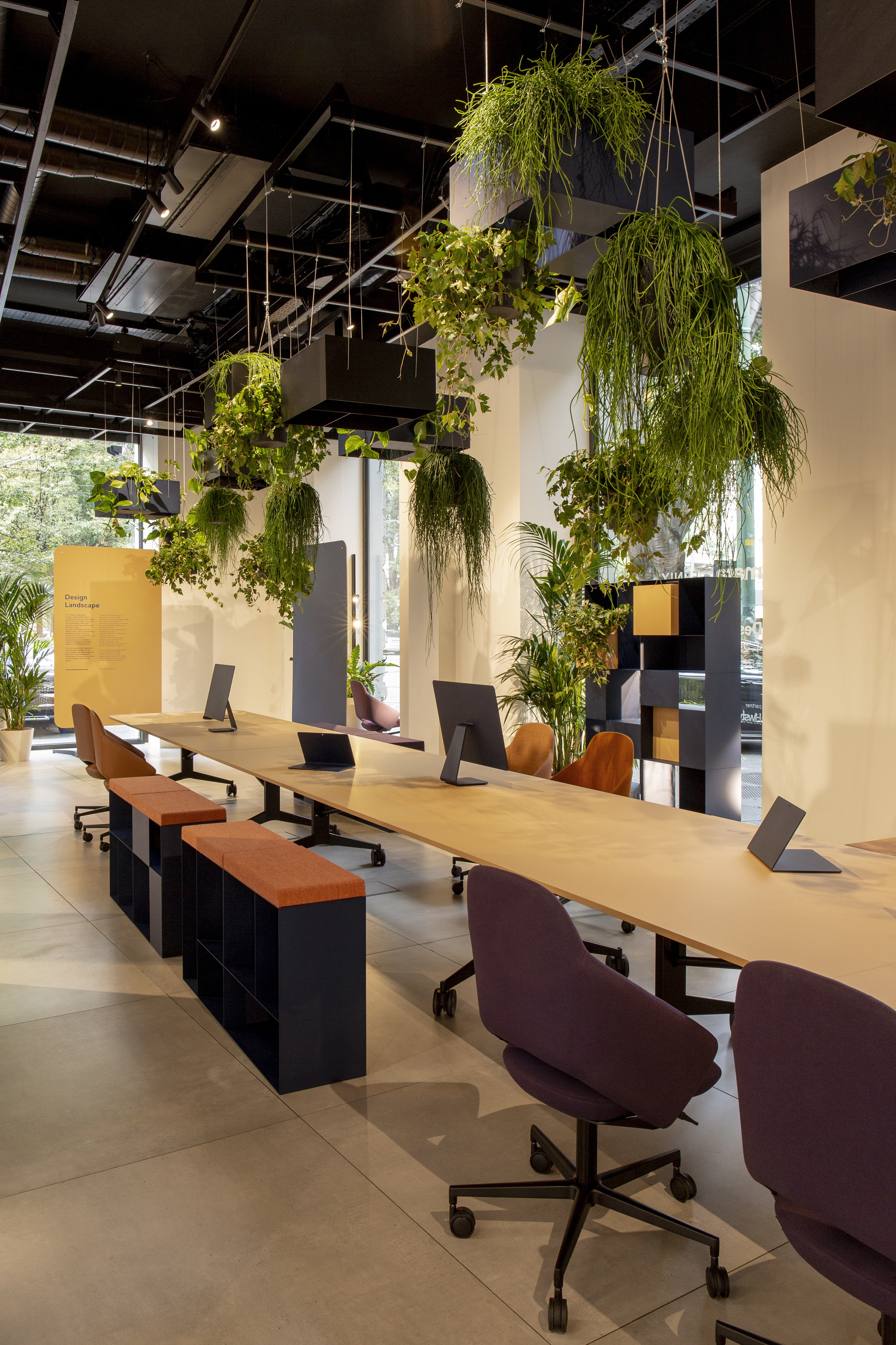 Mara contract and office furnishings in the FENIX Scenario space in Milan