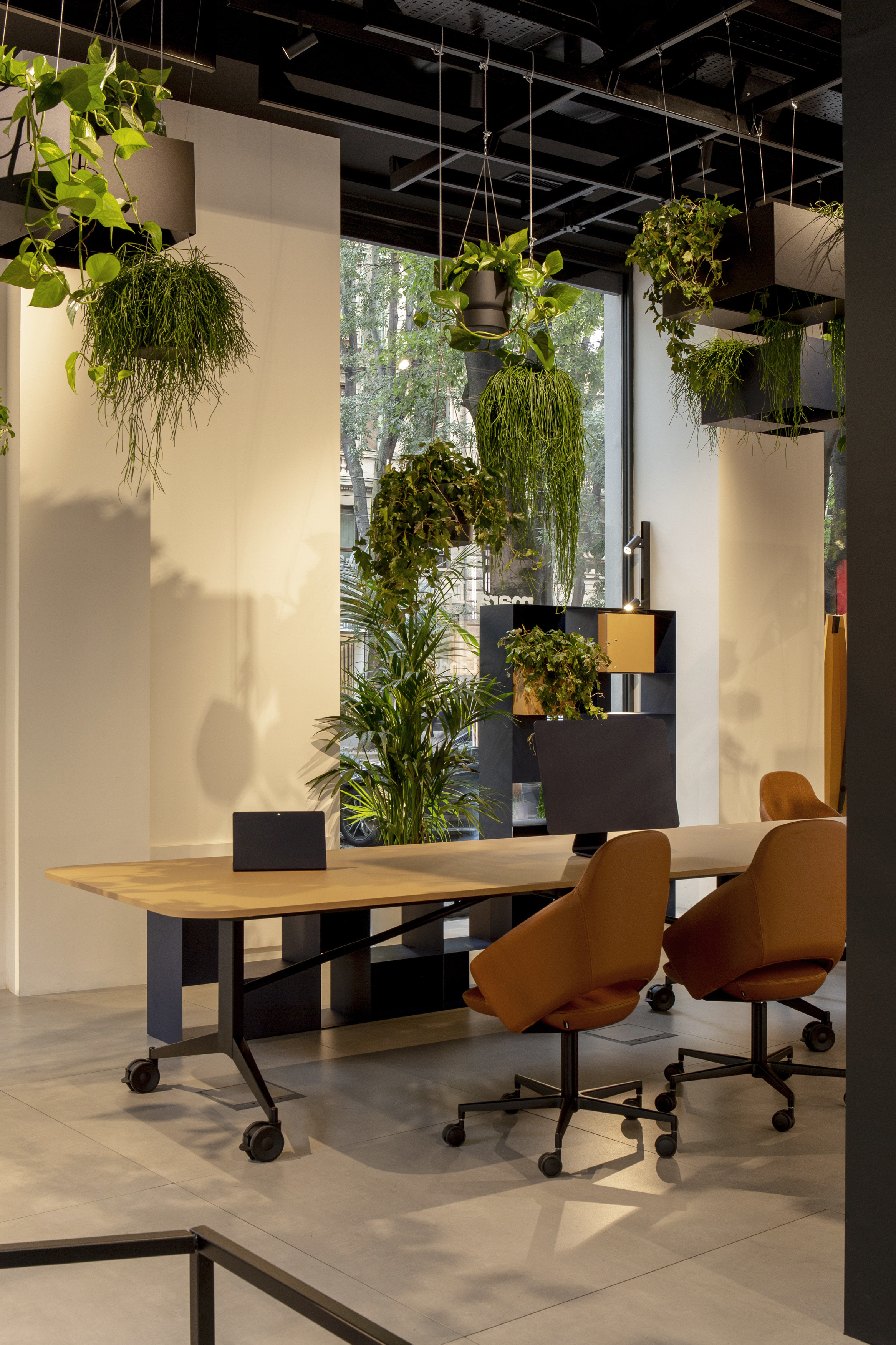 Mara contract and office furnishings in the FENIX Scenario space in Milan
