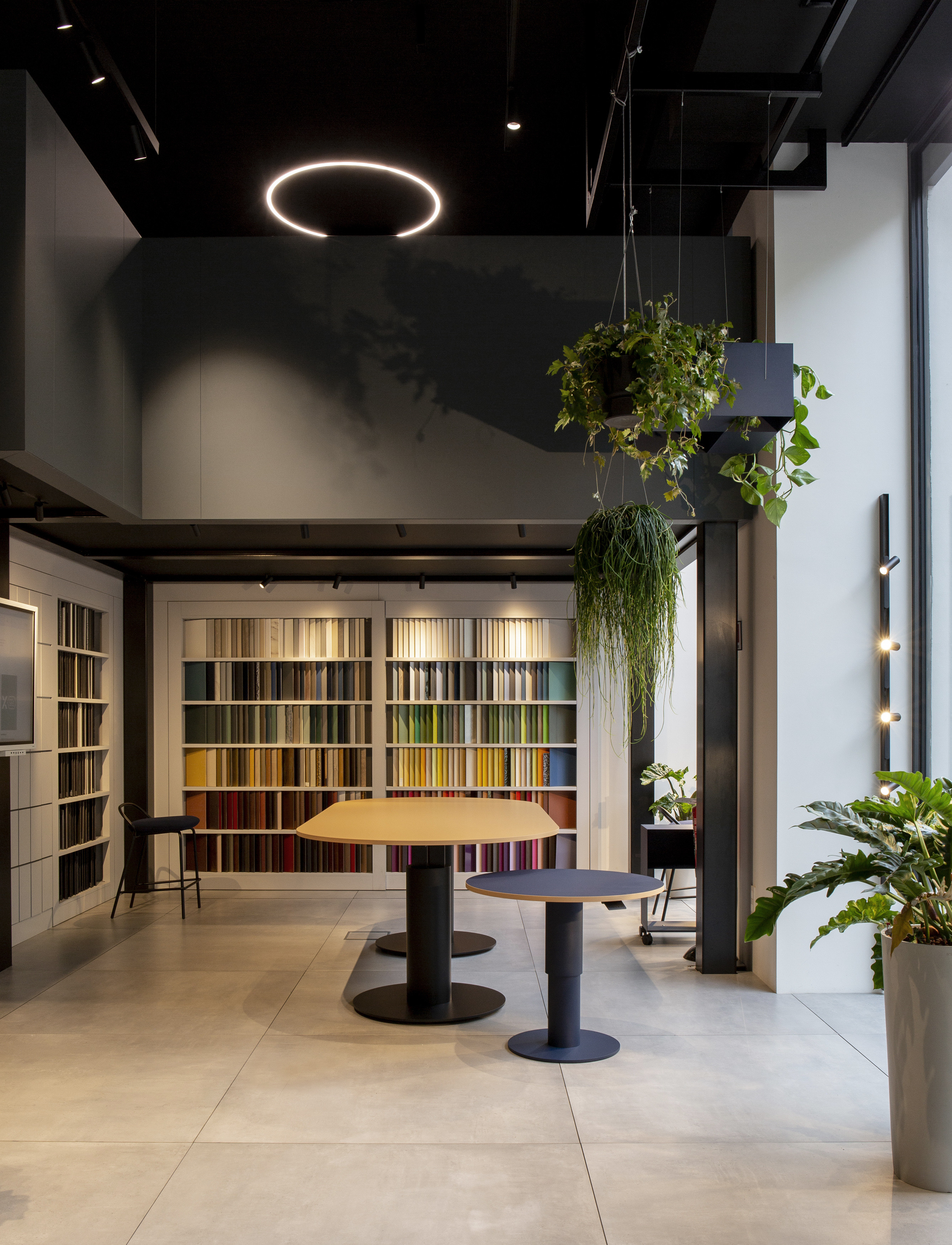 Mara contract and office furnishings in the FENIX Scenario space in Milan