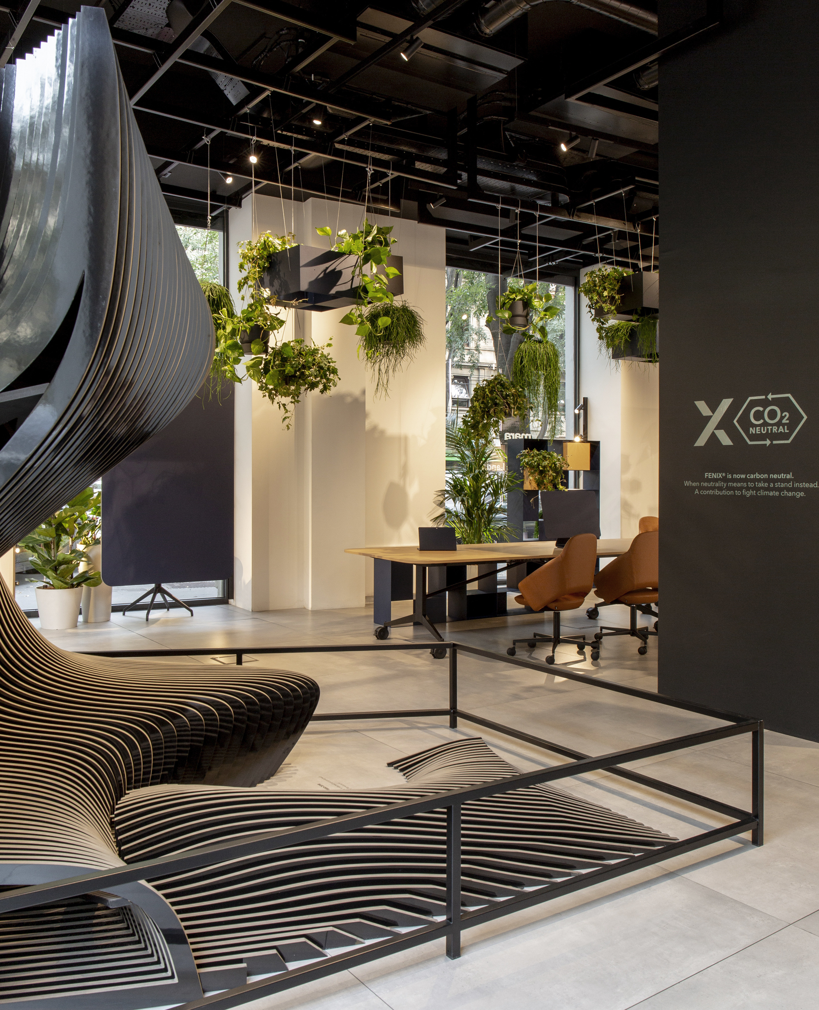 Mara contract and office furnishings in the FENIX Scenario space in Milan