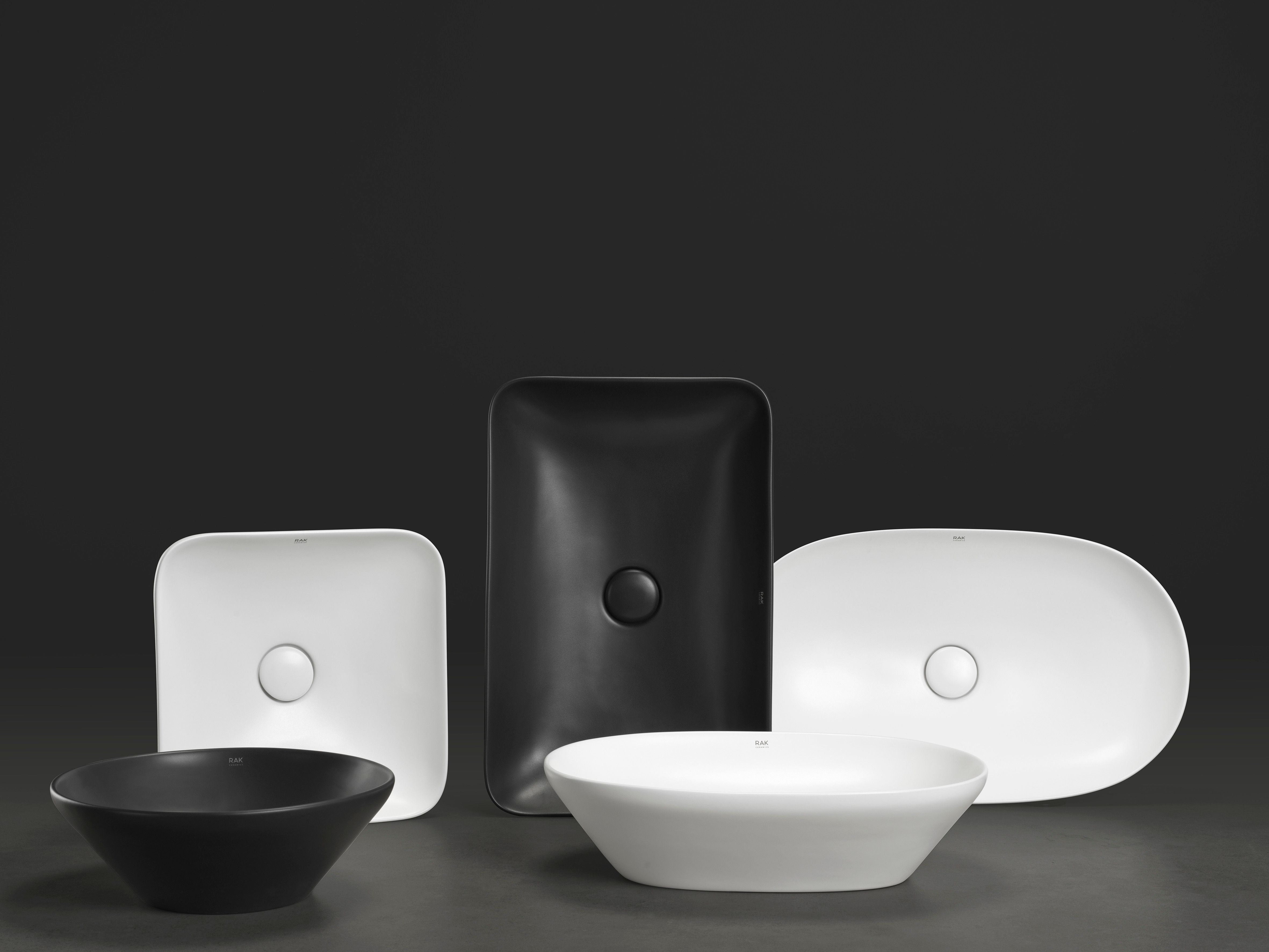Il bianco e nero per i lavabi in ceramica RAK Ceramics