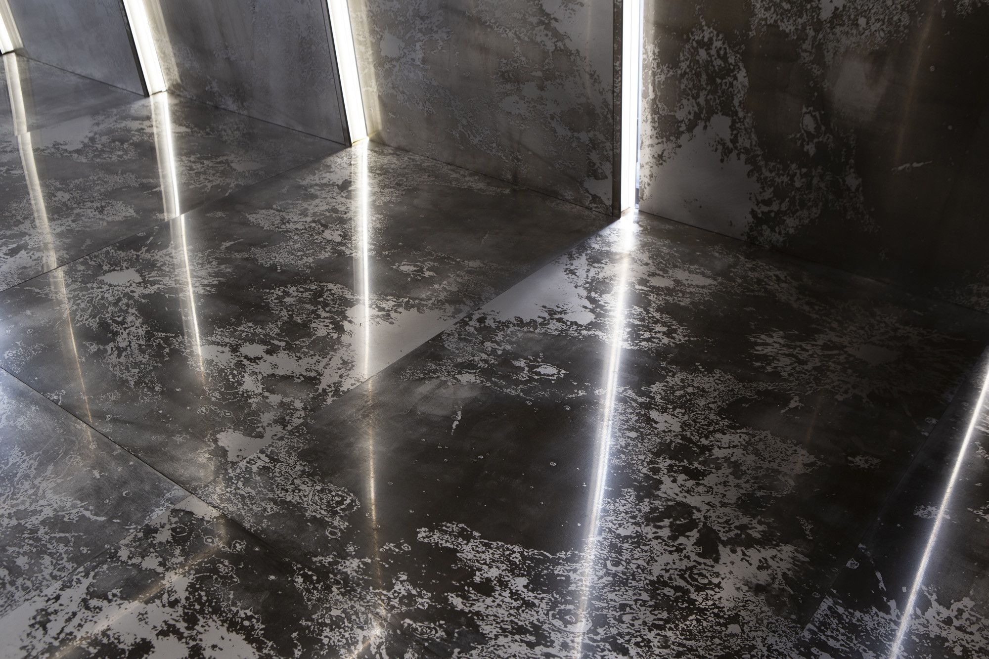 The Planium metal coating in the Luna texture