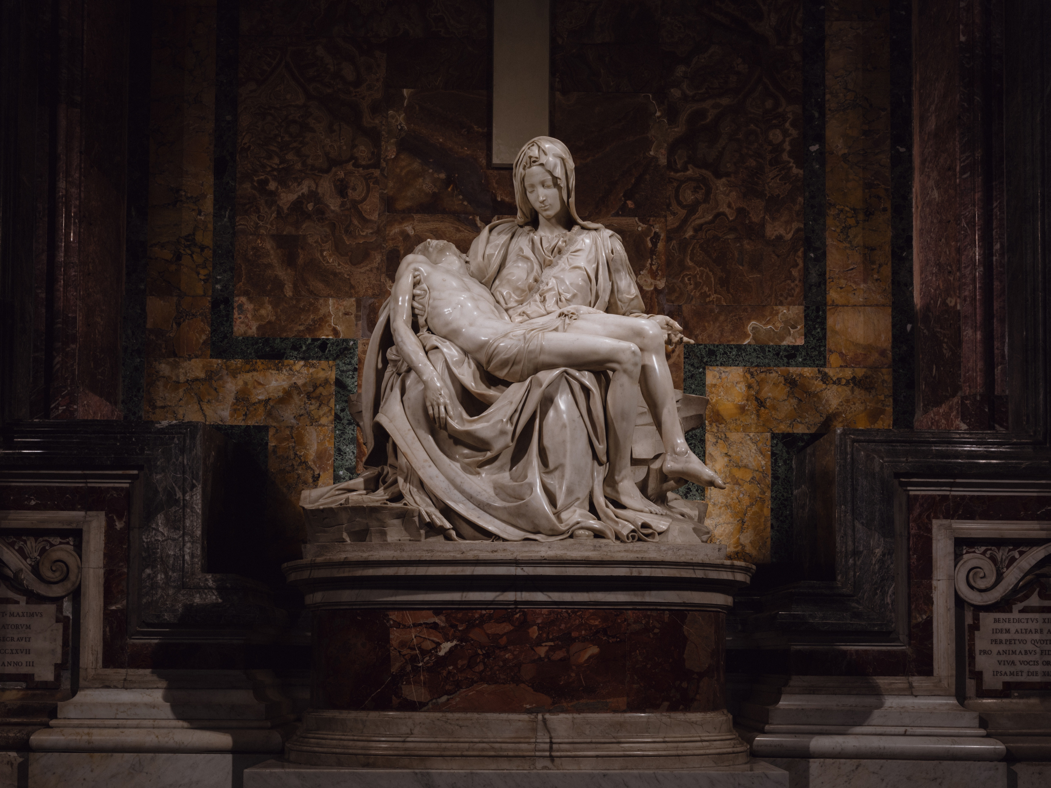 The Sipario floodlight by iGuzzini illuminates Michelangelo's Pietà