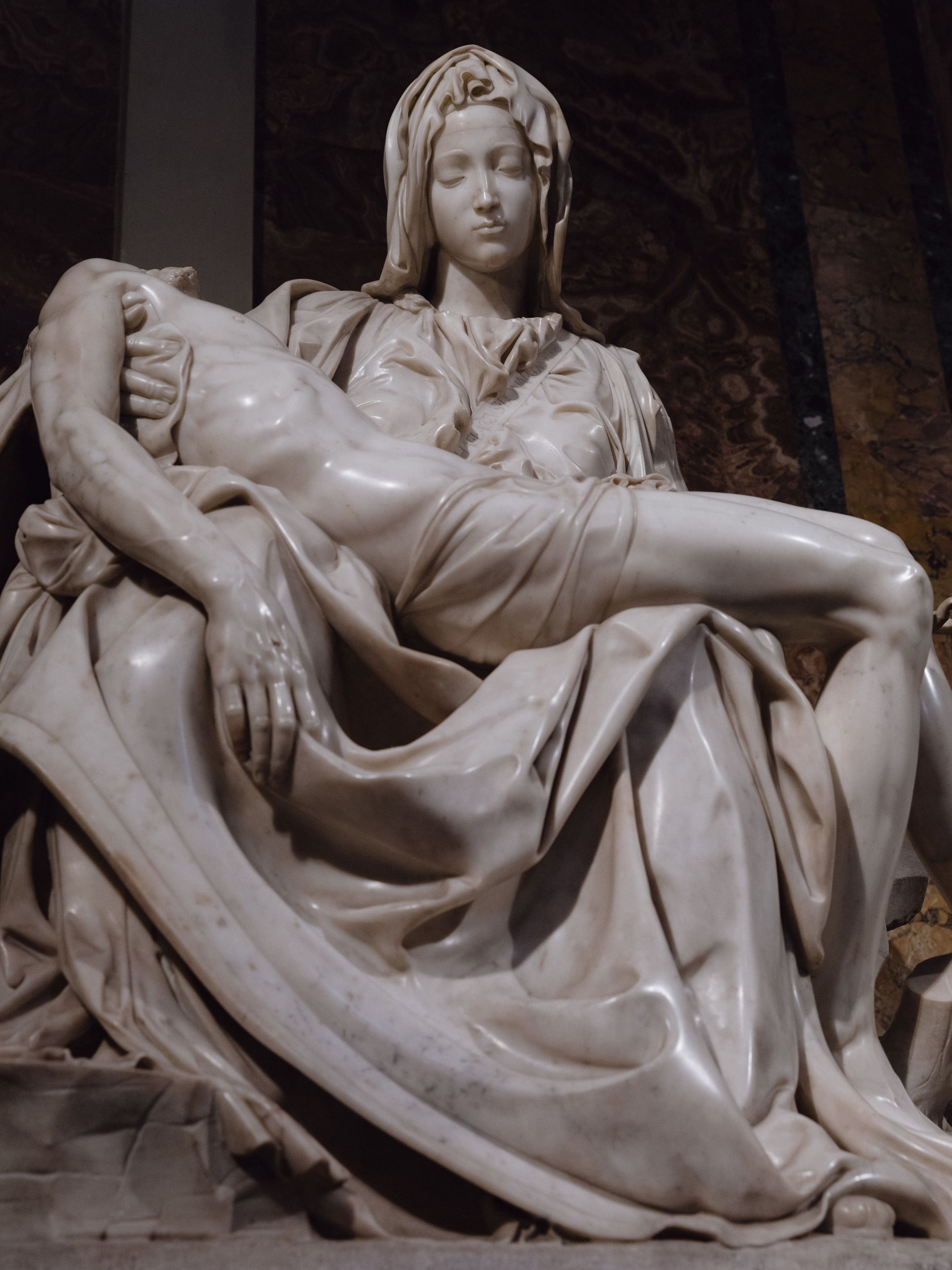 The Sipario floodlight by iGuzzini illuminates Michelangelo's Pietà