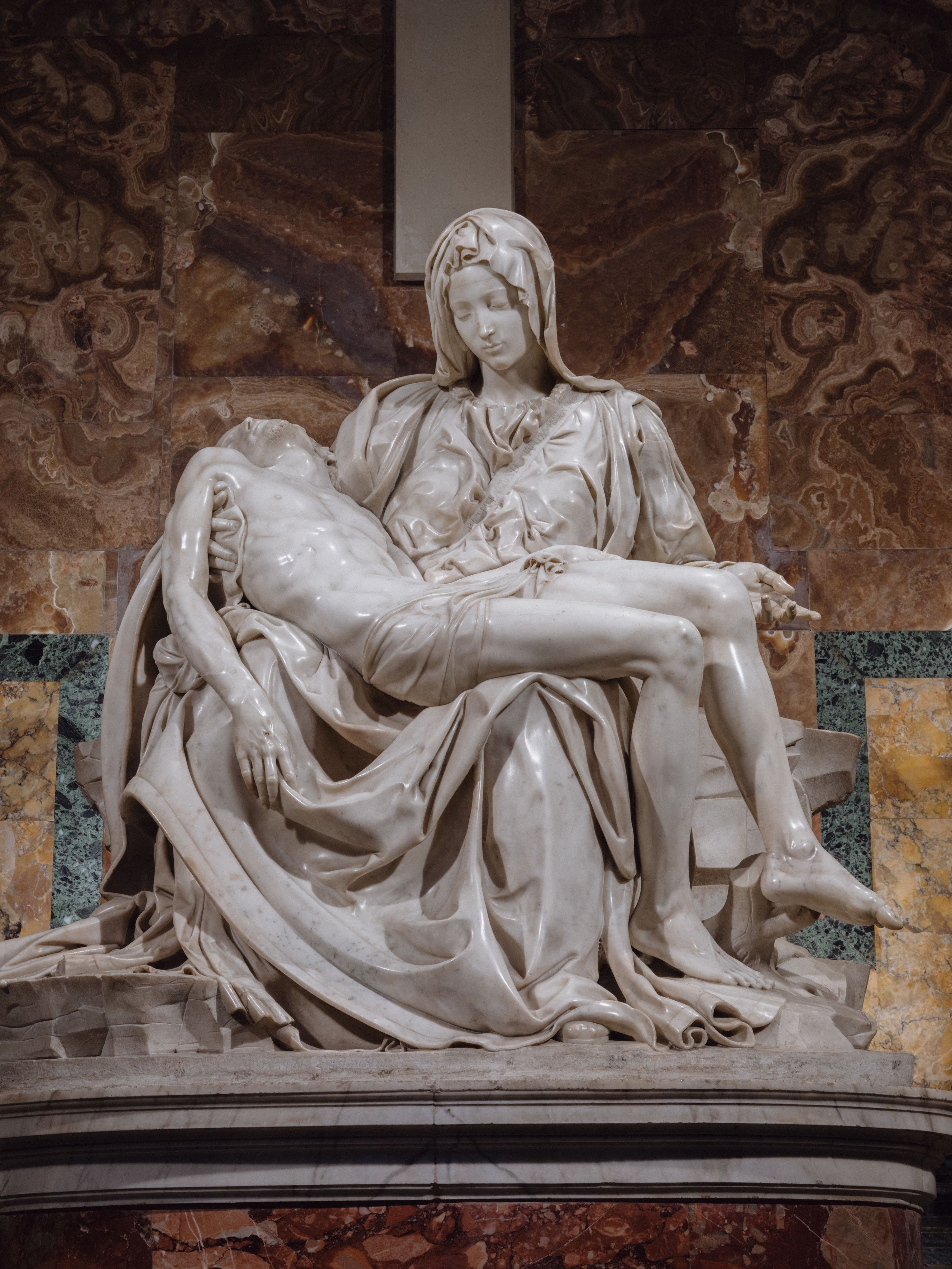 The Sipario floodlight by iGuzzini illuminates Michelangelo's Pietà