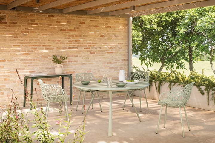 Allsize von Fast ist ein Outdoor-Tisch in vielen verschiedenen Größen ...