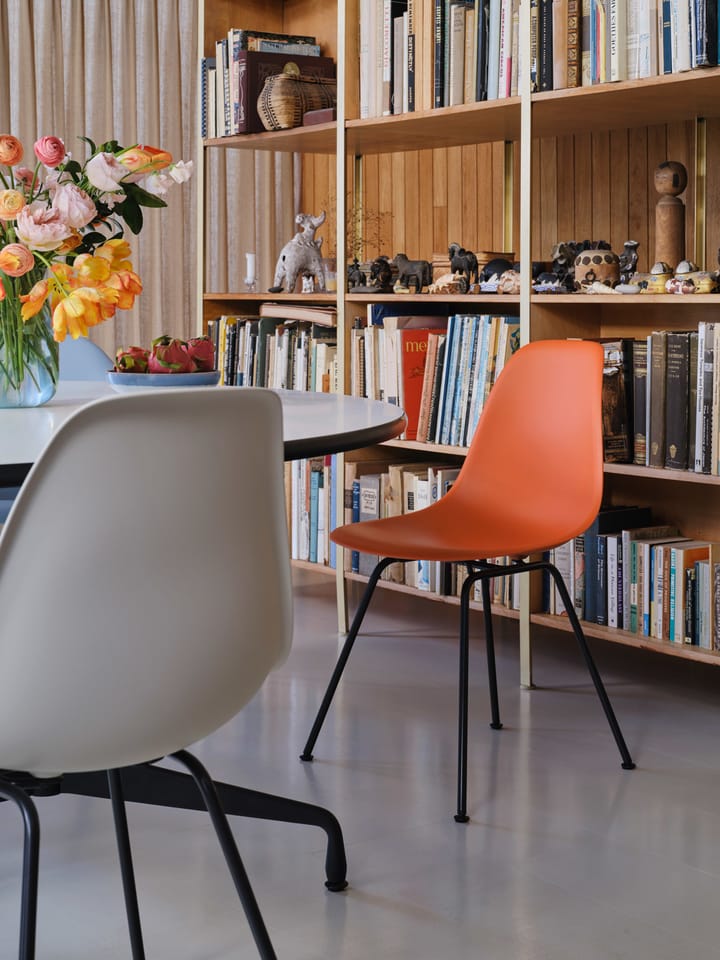Mit dem Eames Plastic Chair RE wird die berühmte Stuhlfamilie nachhaltiger