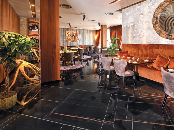 Le superfici in gres porcellanato FMG e Iris Ceramica per il ristorante ...